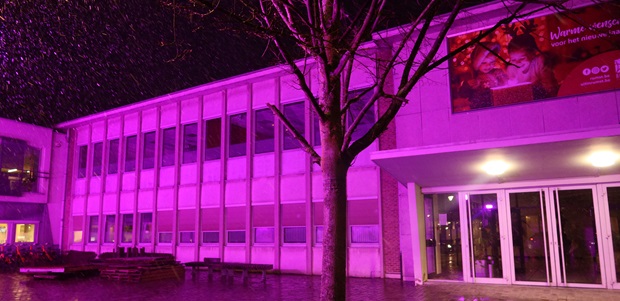 Gemeentehuis Rumst kleurt roos – Radio Reflex